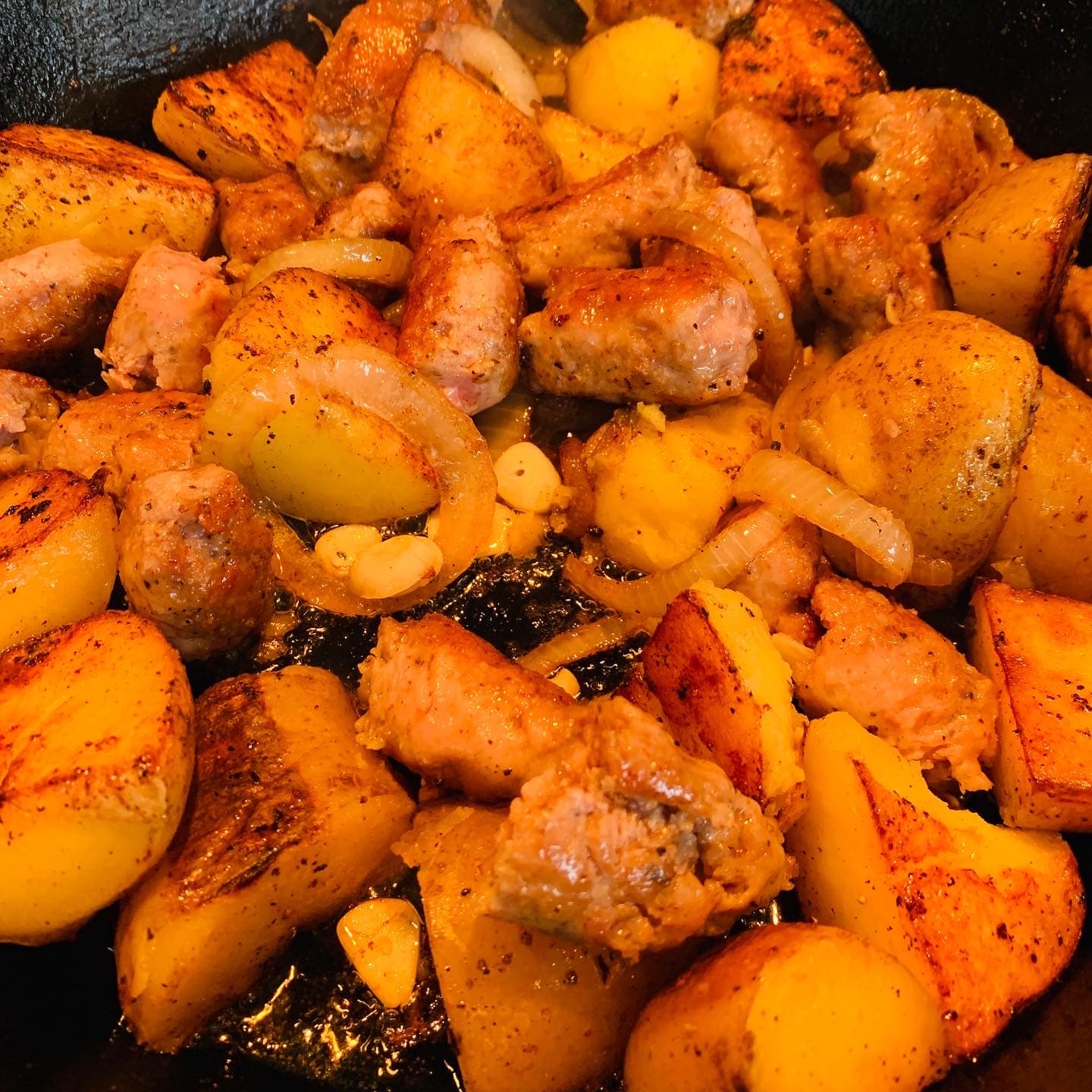 Hudson Table | CRISPY POTATO HASH WITH SPICY SAUSAGE